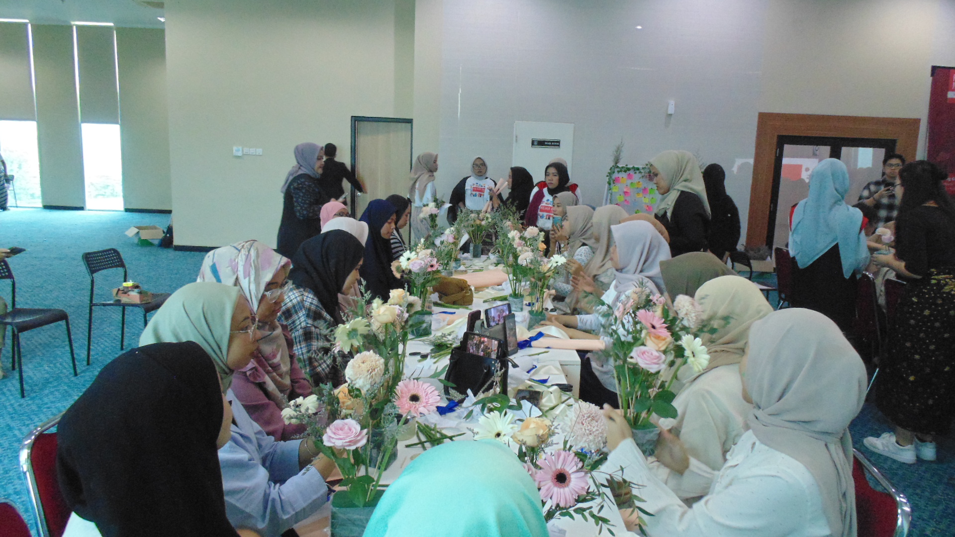 Mekar Bersama Kartini: Workshop Merangkai Bunga, Simfoni Kreativitas ...