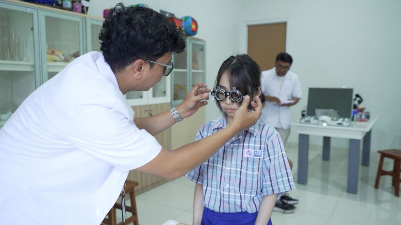 Ras Eye Optik Gelar World Sight Day 2025 - zetizens.id