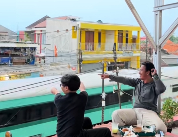 Kafe dengan View Kereta Lewat, Ini Loh Kedai Kala Jumpa - zetizens.id